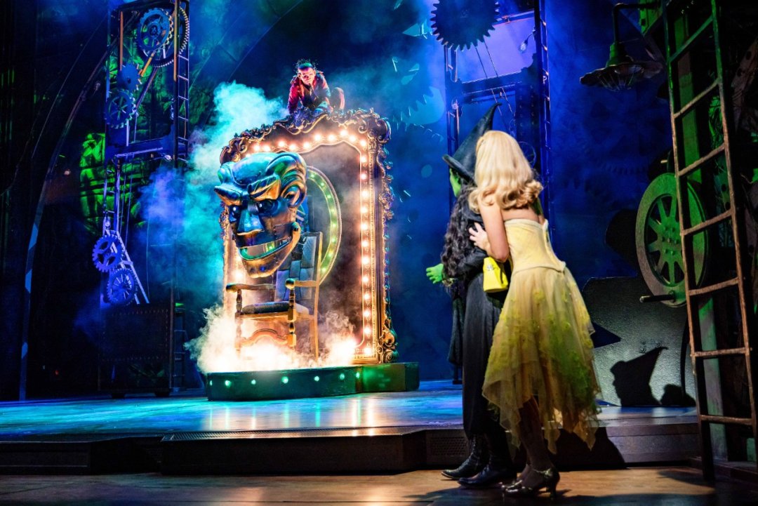 Wicked in London – Zizi Strallen & Emma Kingston take their bows as the ...