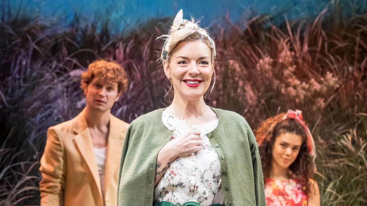La Voix to star in Annie musical UK & Ireland tour | West End Theatre